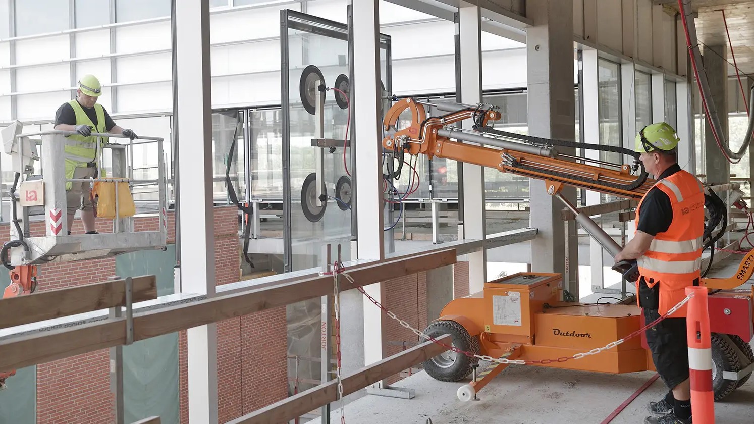 Should Your Company Use Glass Lifting Robots?